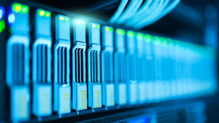Définition Base de Données : (+ Avantages, Usages en Entreprise & FAQ)